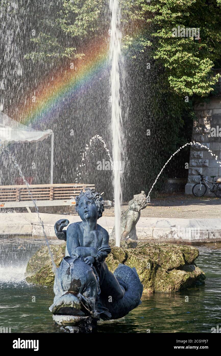 Childlike sculpture hi-res stock photography and images - Alamy