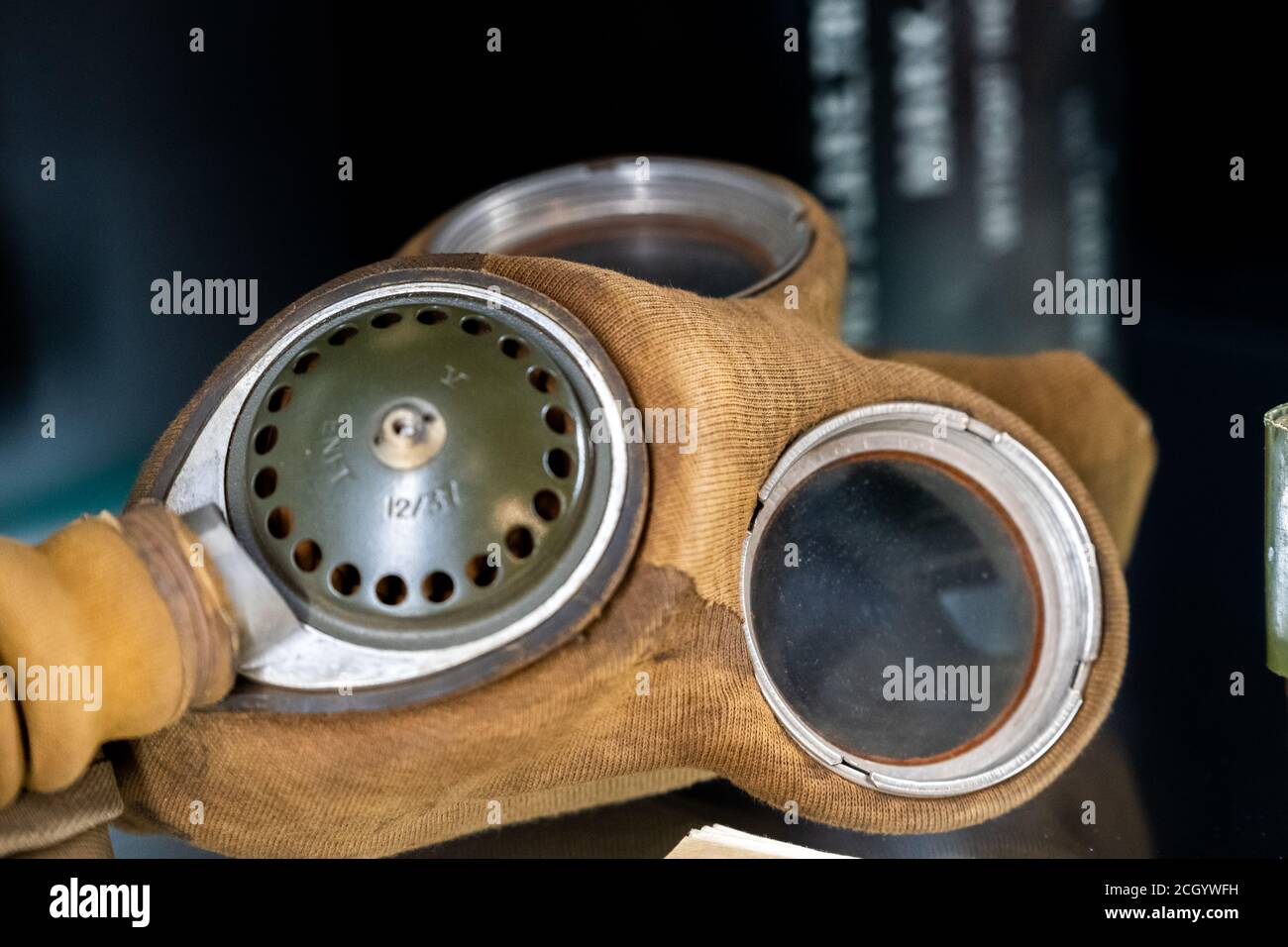 British mk v gas mask hi-res stock photography and images - Alamy