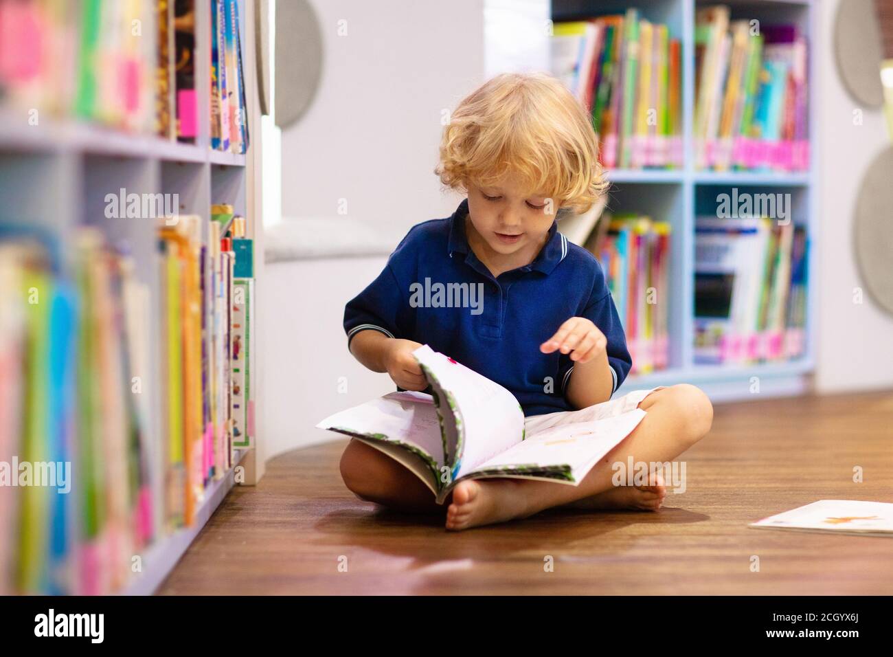 Child library hi-res stock photography and images - Alamy