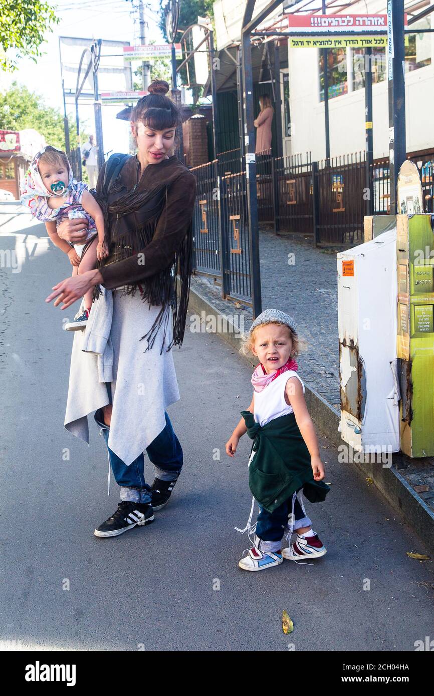 Female hasidim hi-res stock photography and images - Alamy