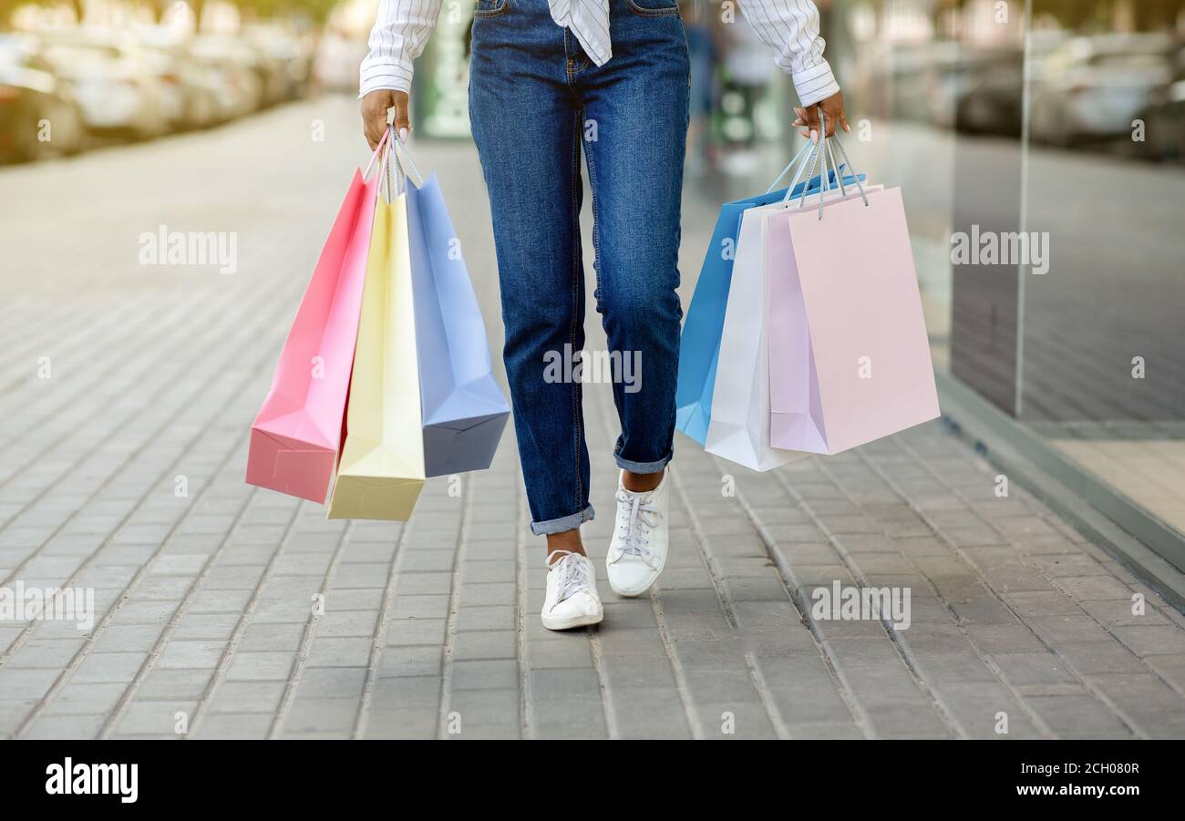 Girl walk shop hi-res stock photography and images - Alamy