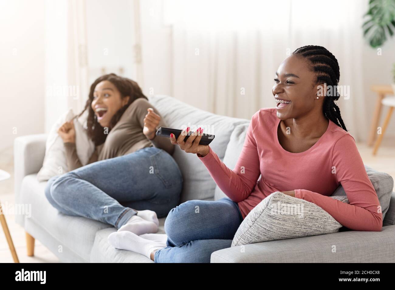 Girls watch tv hi-res stock photography and images - Alamy