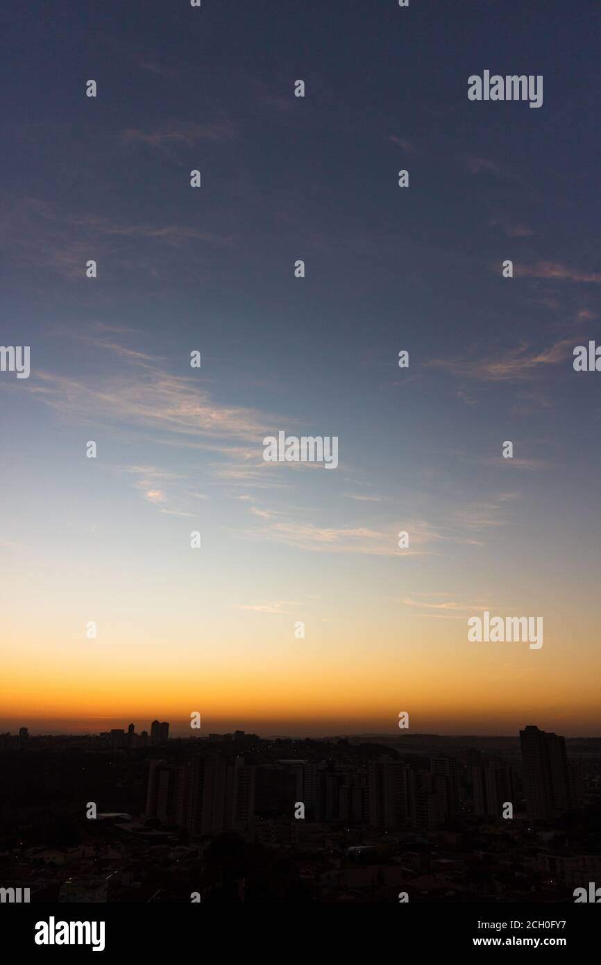 Rising sun with silhouette of buildings on city skyline Stock Photo - Alamy