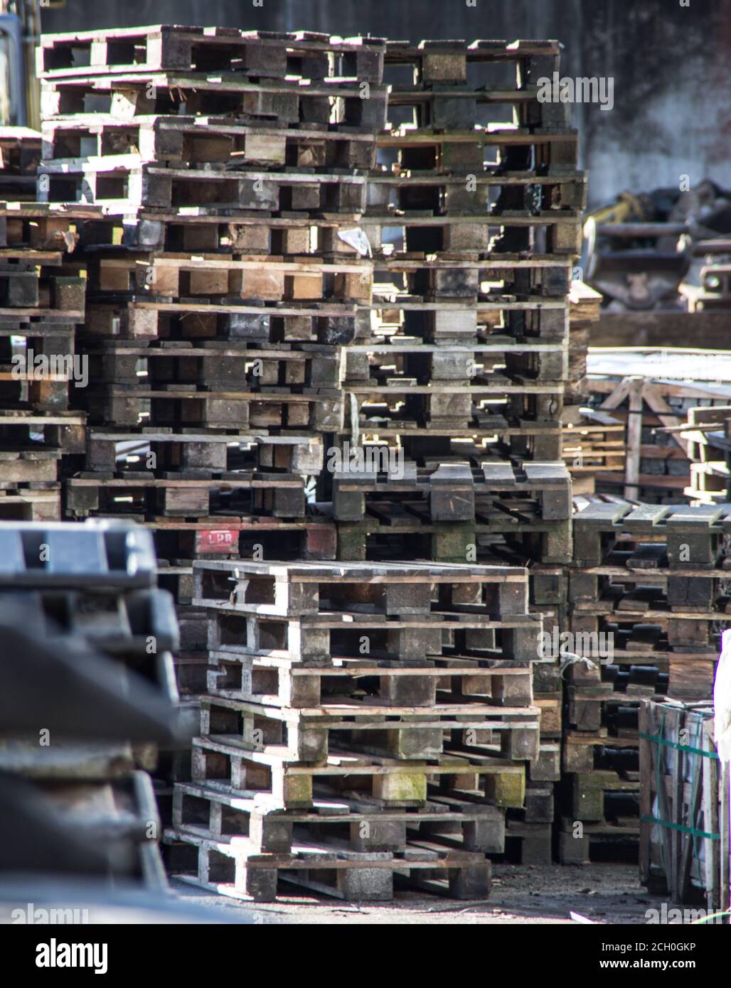 large stack of old wooden pallets Stock Photo - Alamy