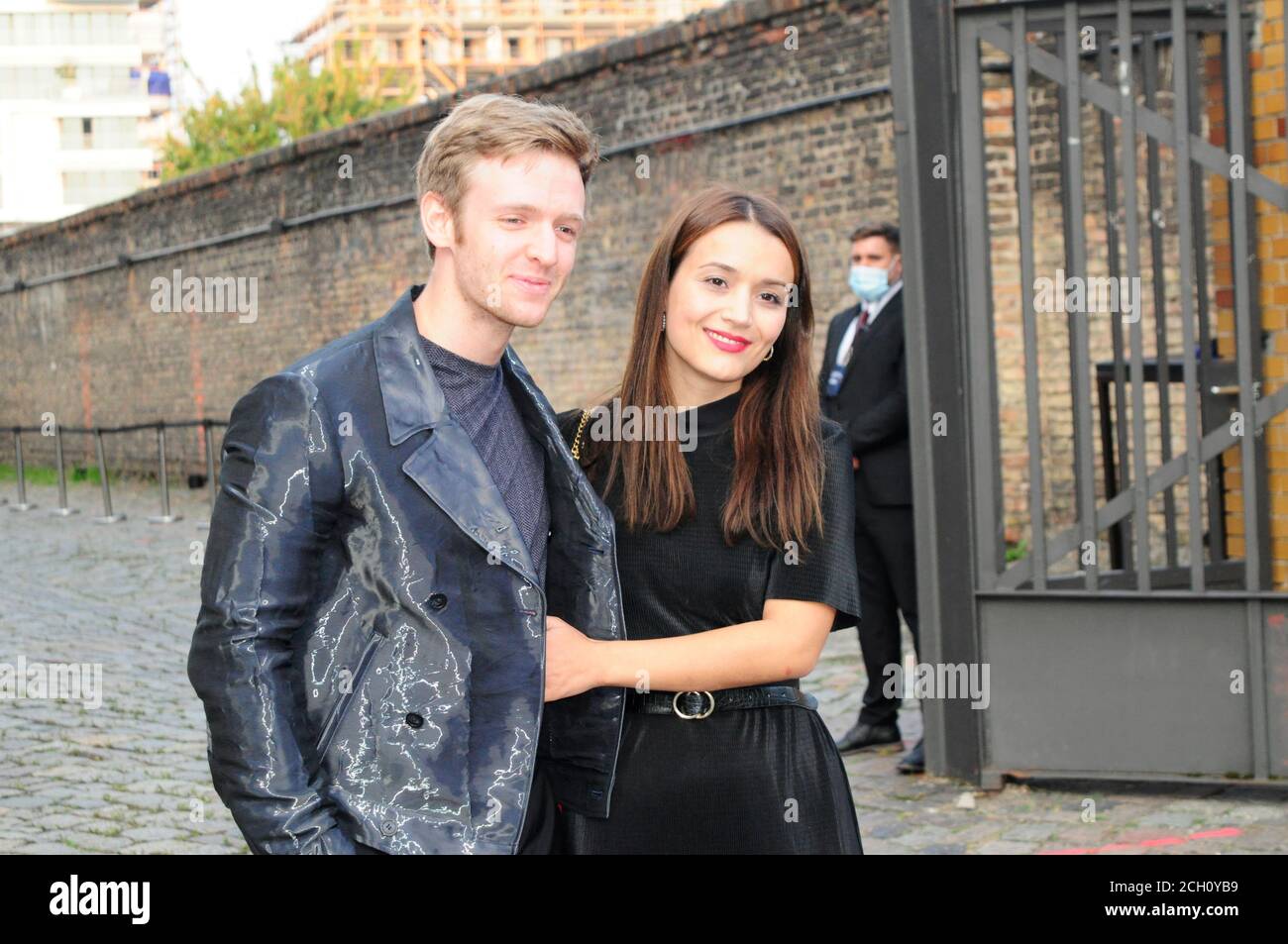 Timur Bartels mit Freundin Michelle Math bei der Ankunft zur Verleihung ...