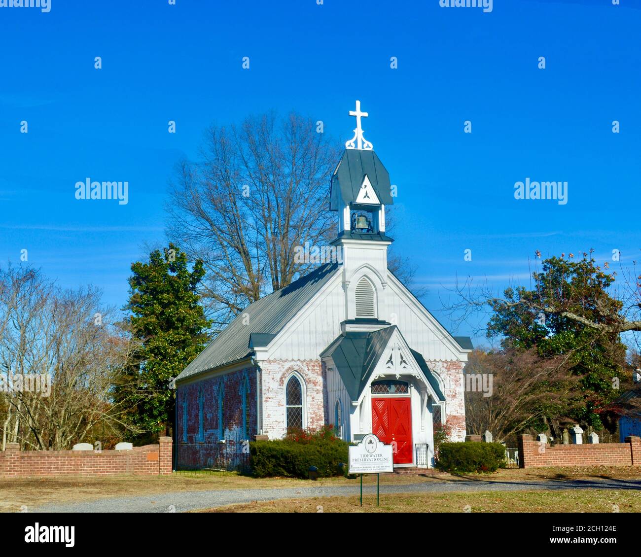 old white church Stock Photo - Alamy