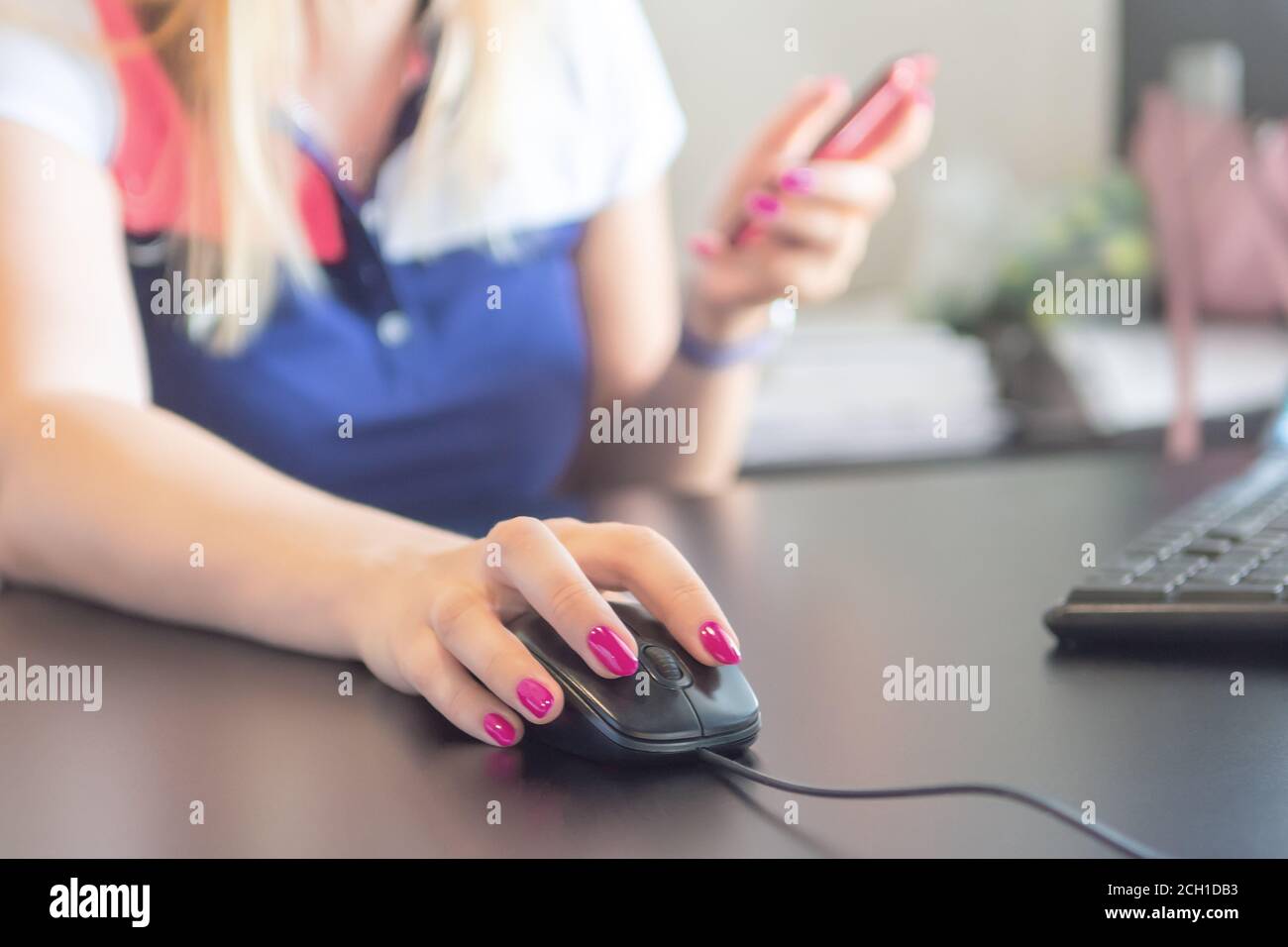 Using the mouse hi-res stock photography and images - Alamy