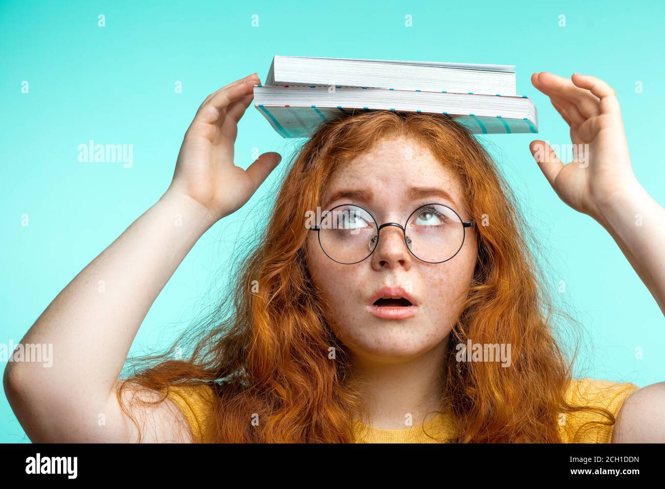 Girl balancing book on head hi-res stock photography and images - Alamy