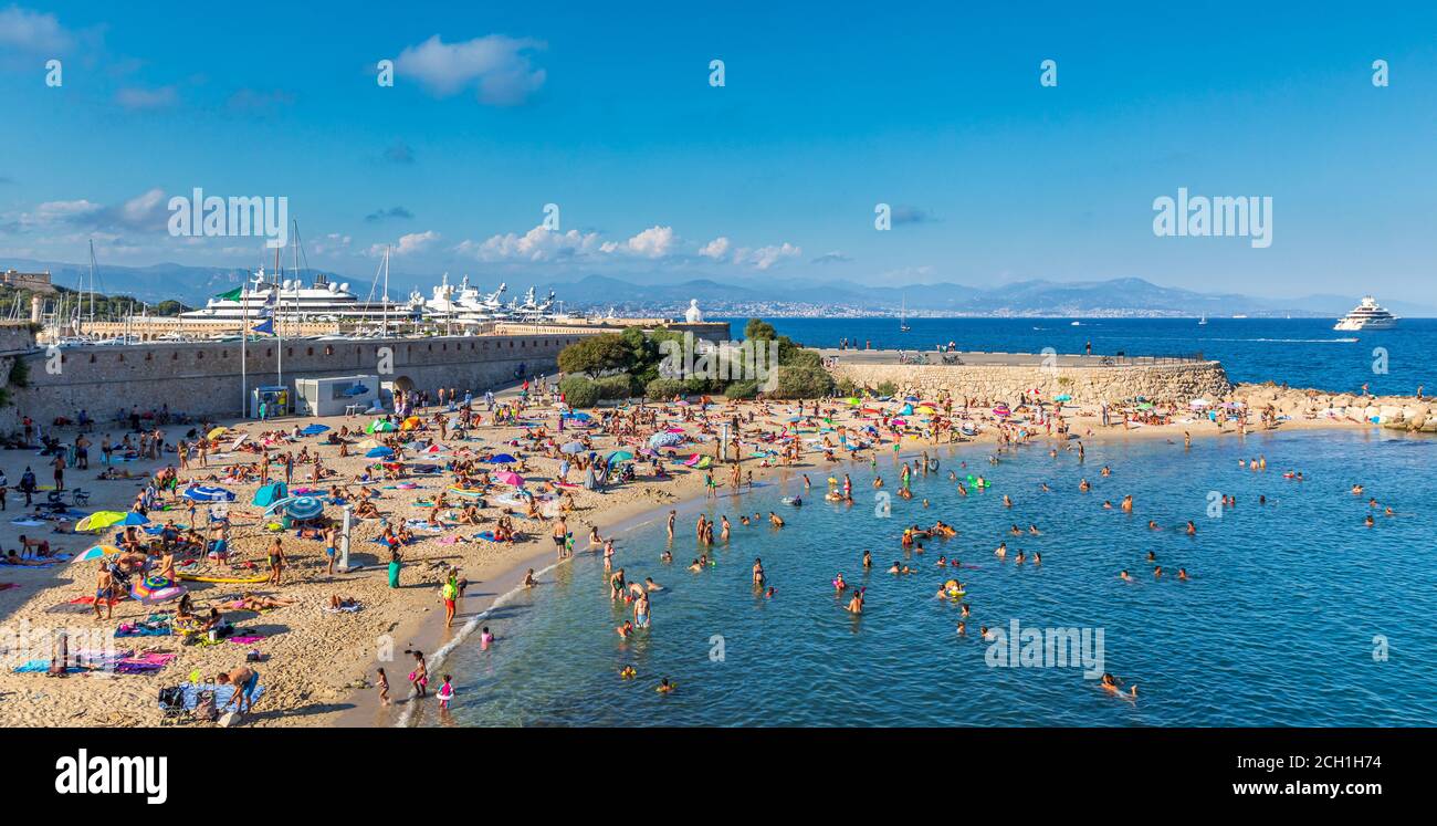 The beach at Antibes, Côte d’Azur, France Stock Photo - Alamy