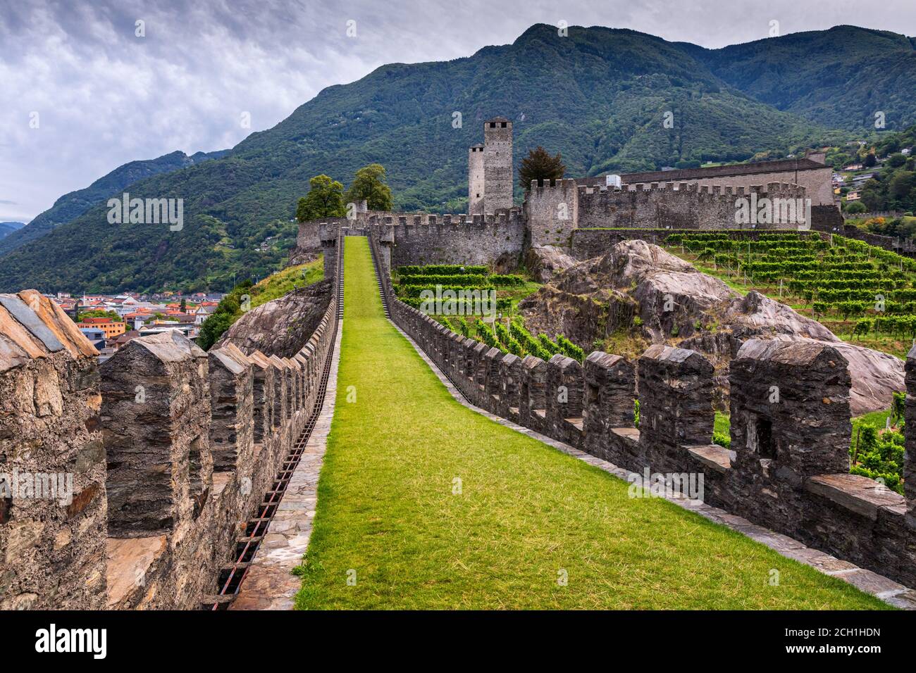 Medieval castle ramparts hi-res stock photography and images - Alamy