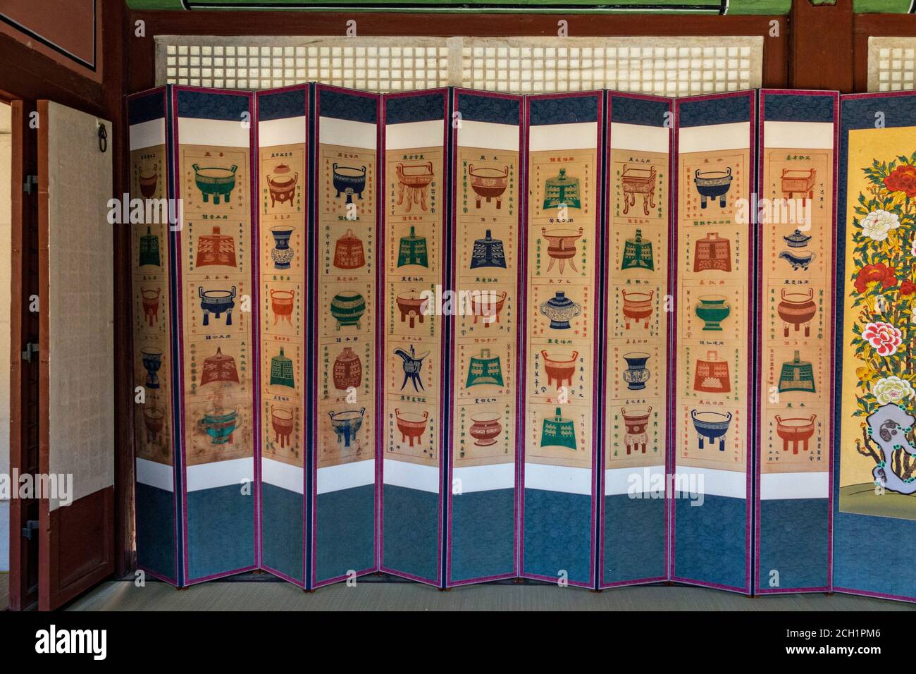 Traditional korean screens hi-res stock photography and images - Alamy