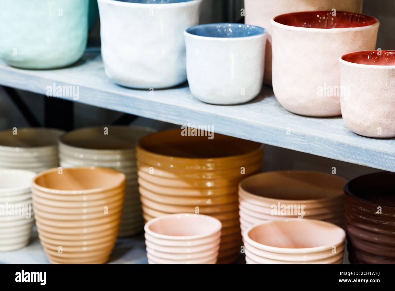 Empty garden pots in a row close up. Gardening concept Stock Photo - Alamy