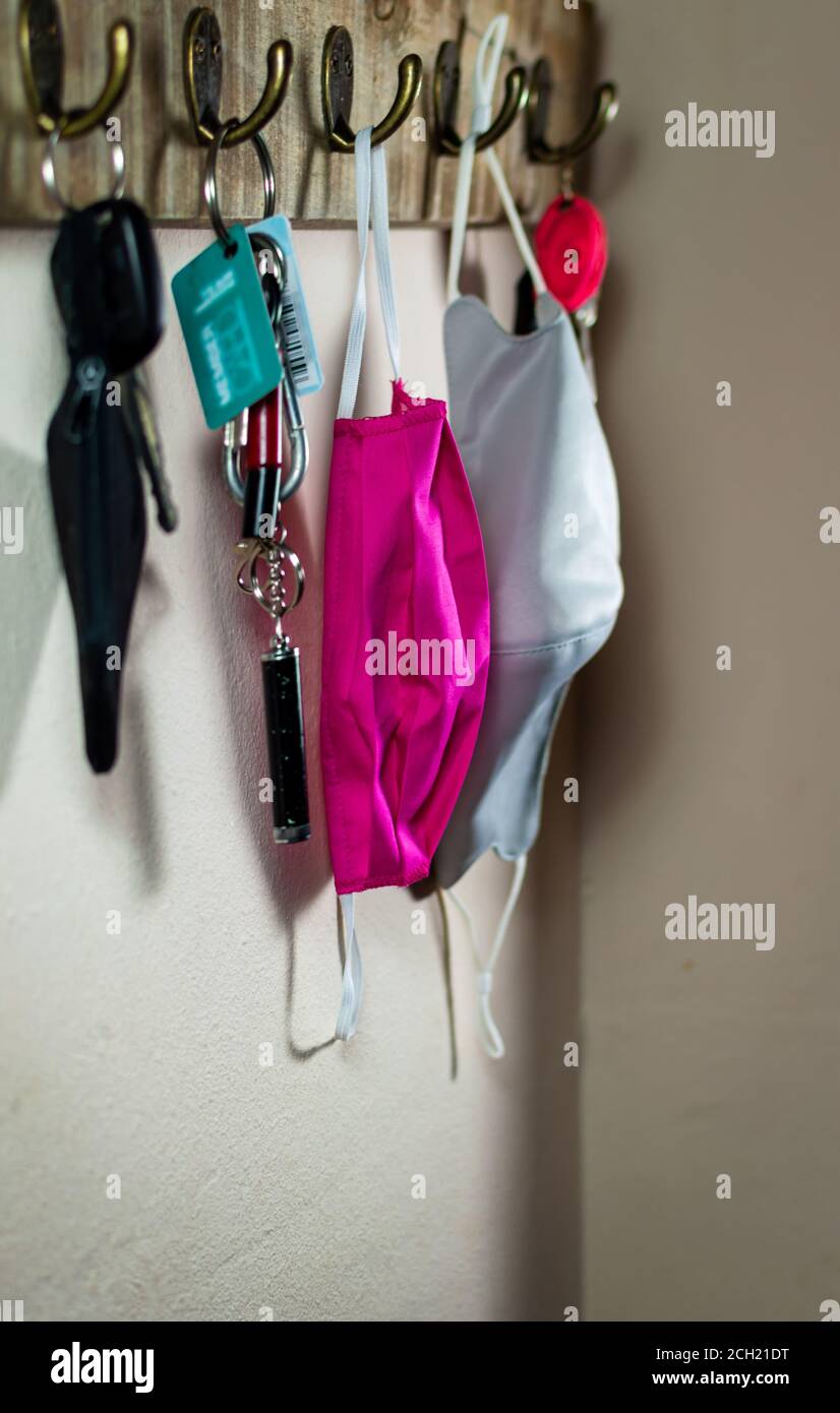 Pink house keys key ring hi-res stock photography and images - Alamy