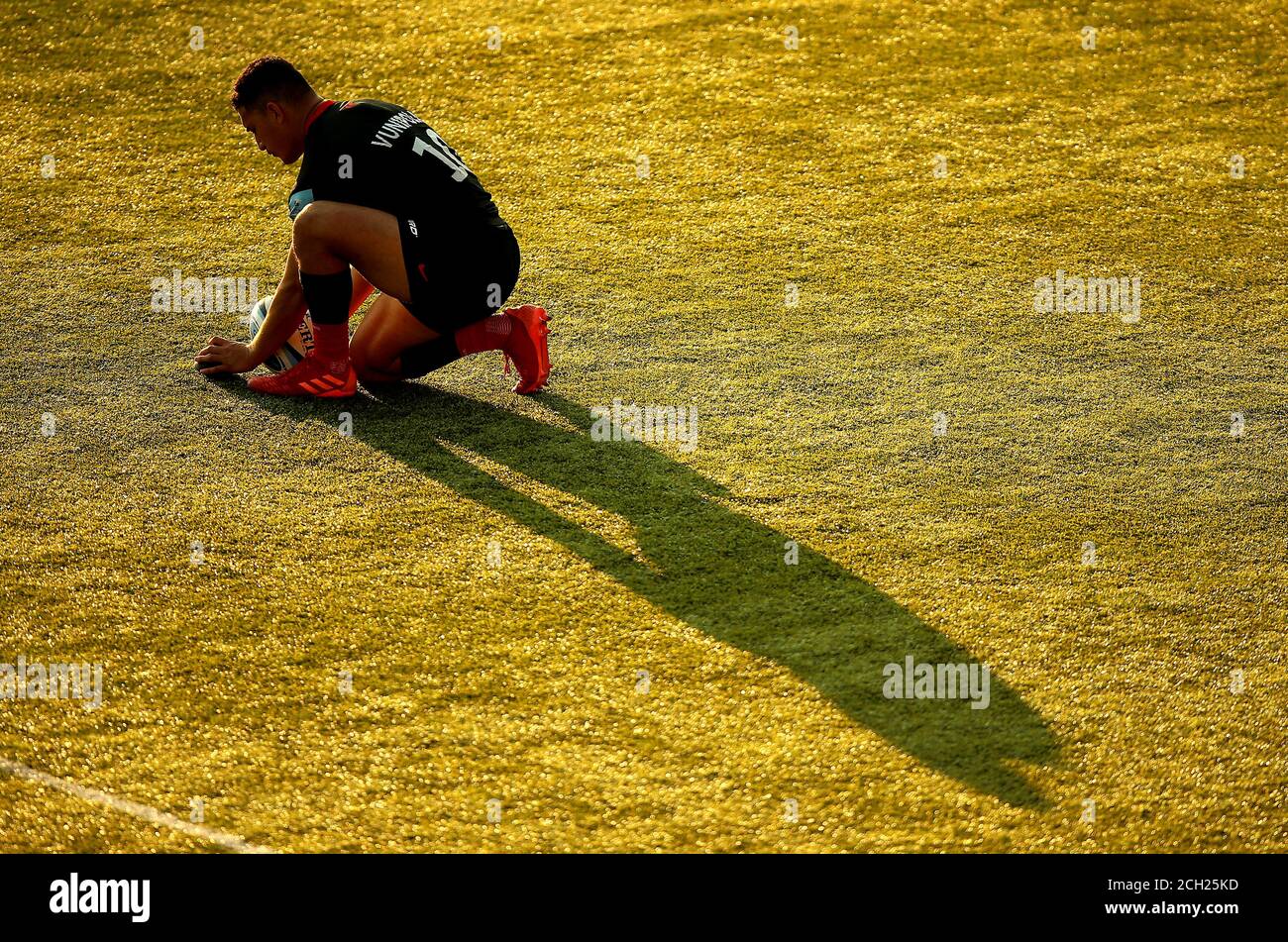 Manu stand hi-res stock photography and images - Alamy