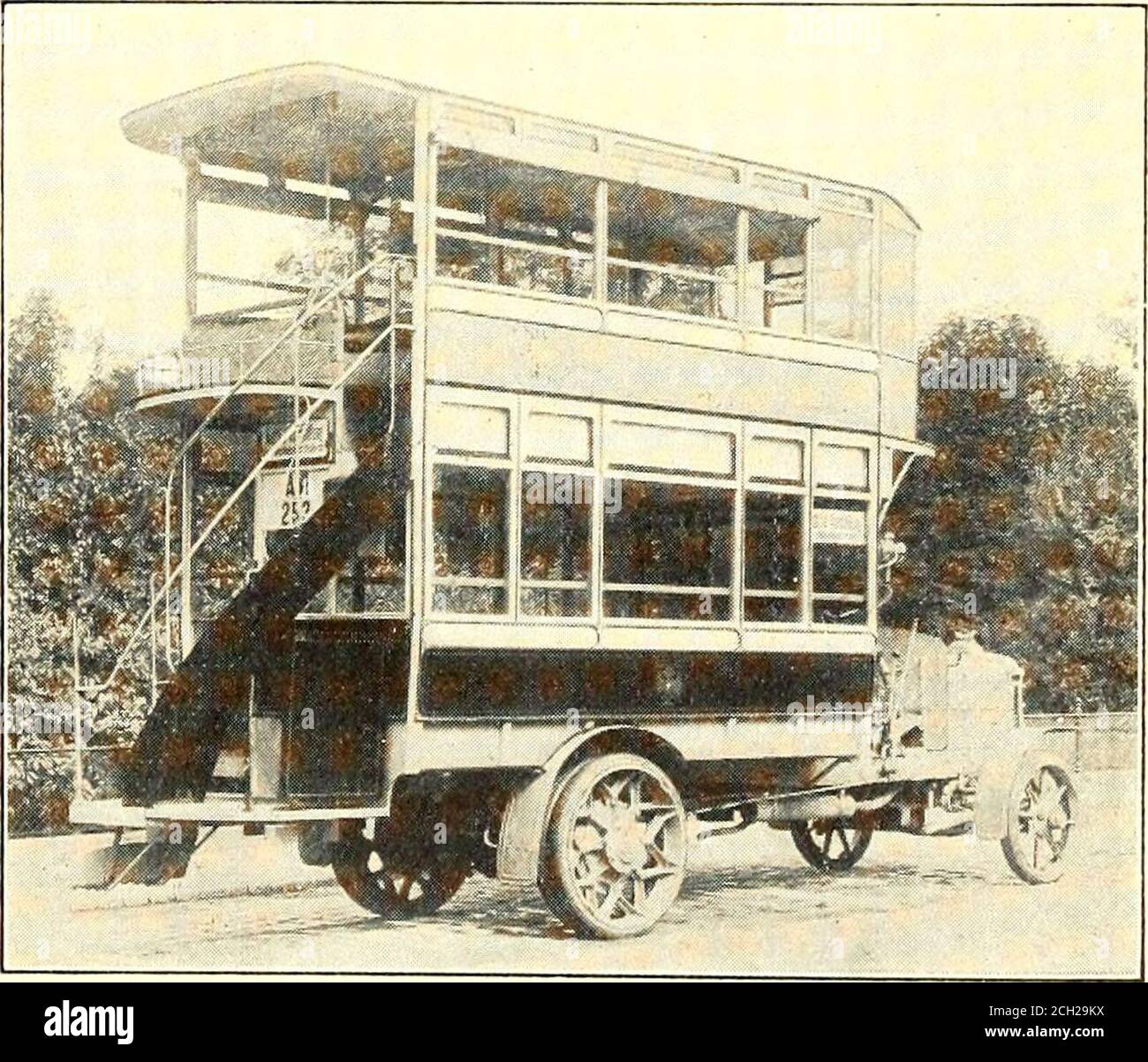 Second floor bus hi-res stock photography and images - Alamy