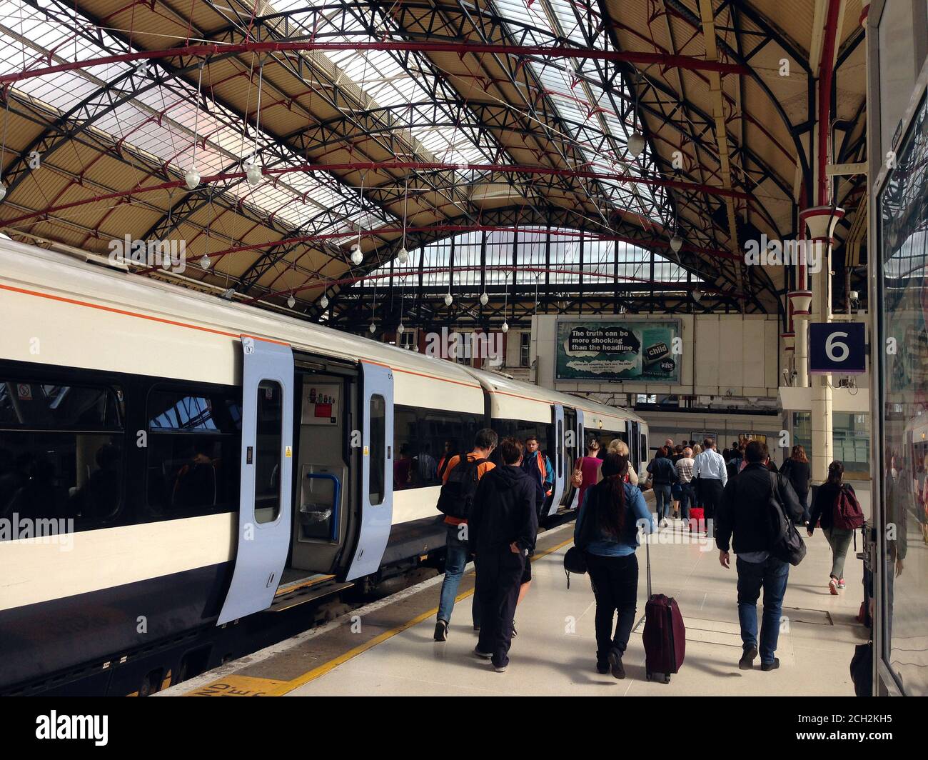 London victoria station hi-res stock photography and images - Alamy