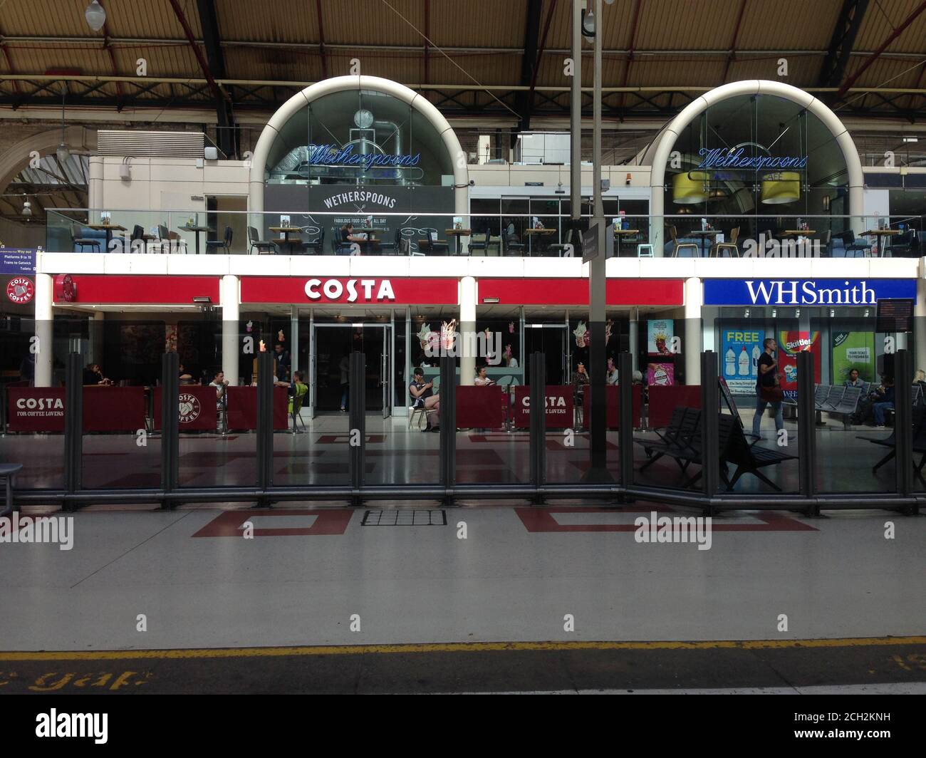 Victoria station interior hi-res stock photography and images - Alamy
