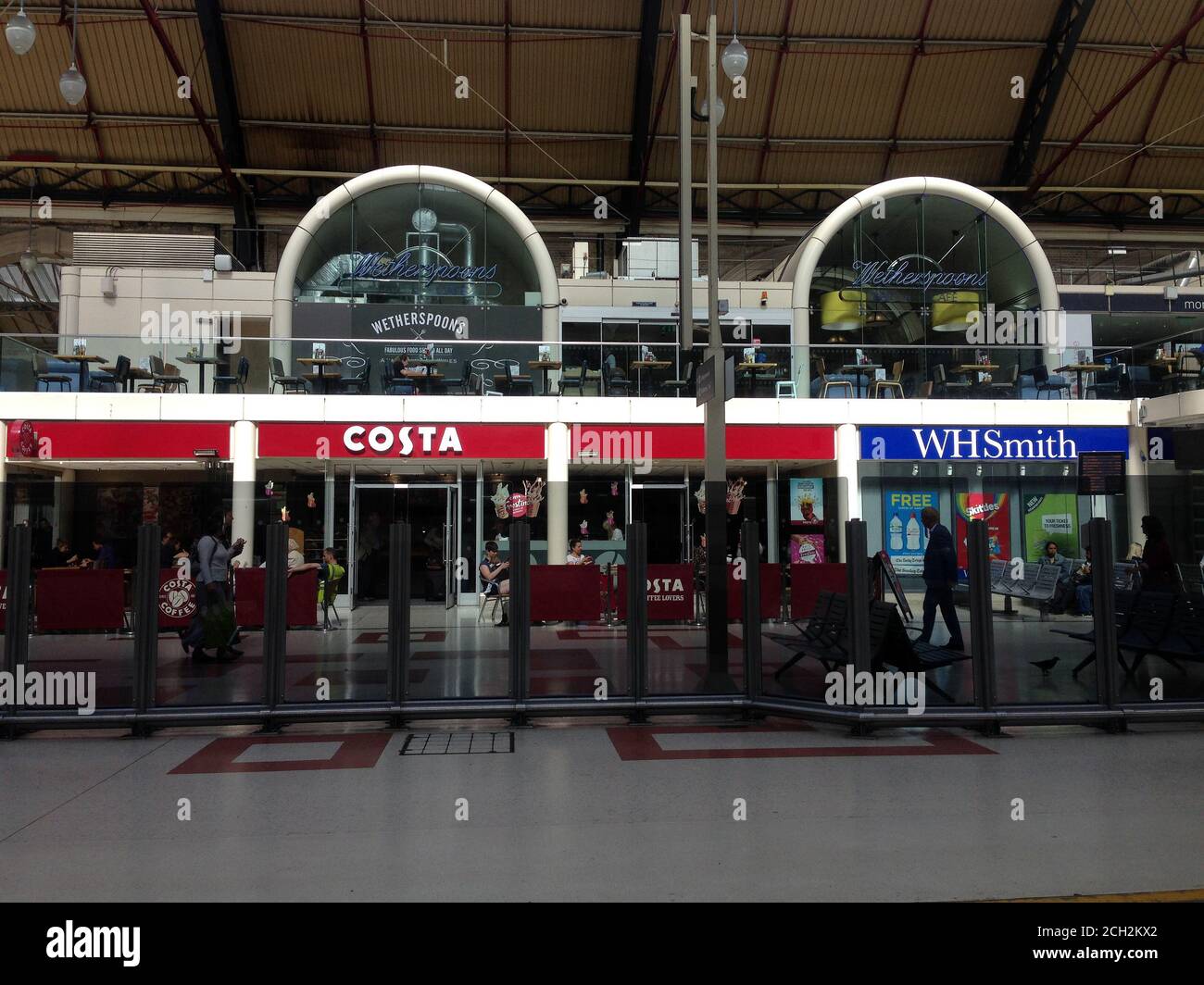 London victoria station hi-res stock photography and images - Alamy