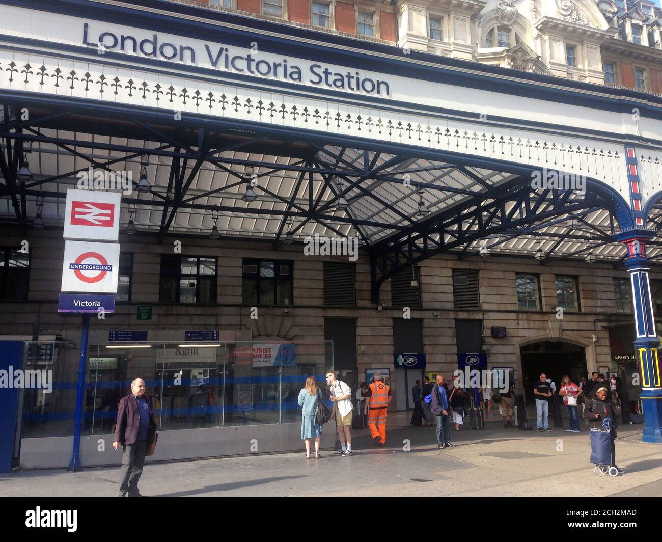People outside of London Victoria Station Stock Photo - Alamy