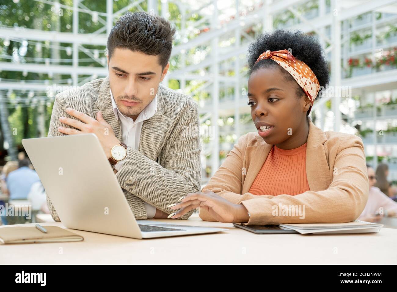 Young people with computer training hi-res stock photography and images ...