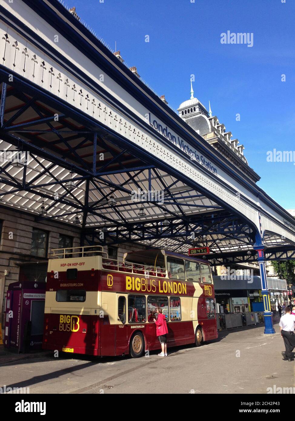 Victoria station london old hi-res stock photography and images - Alamy
