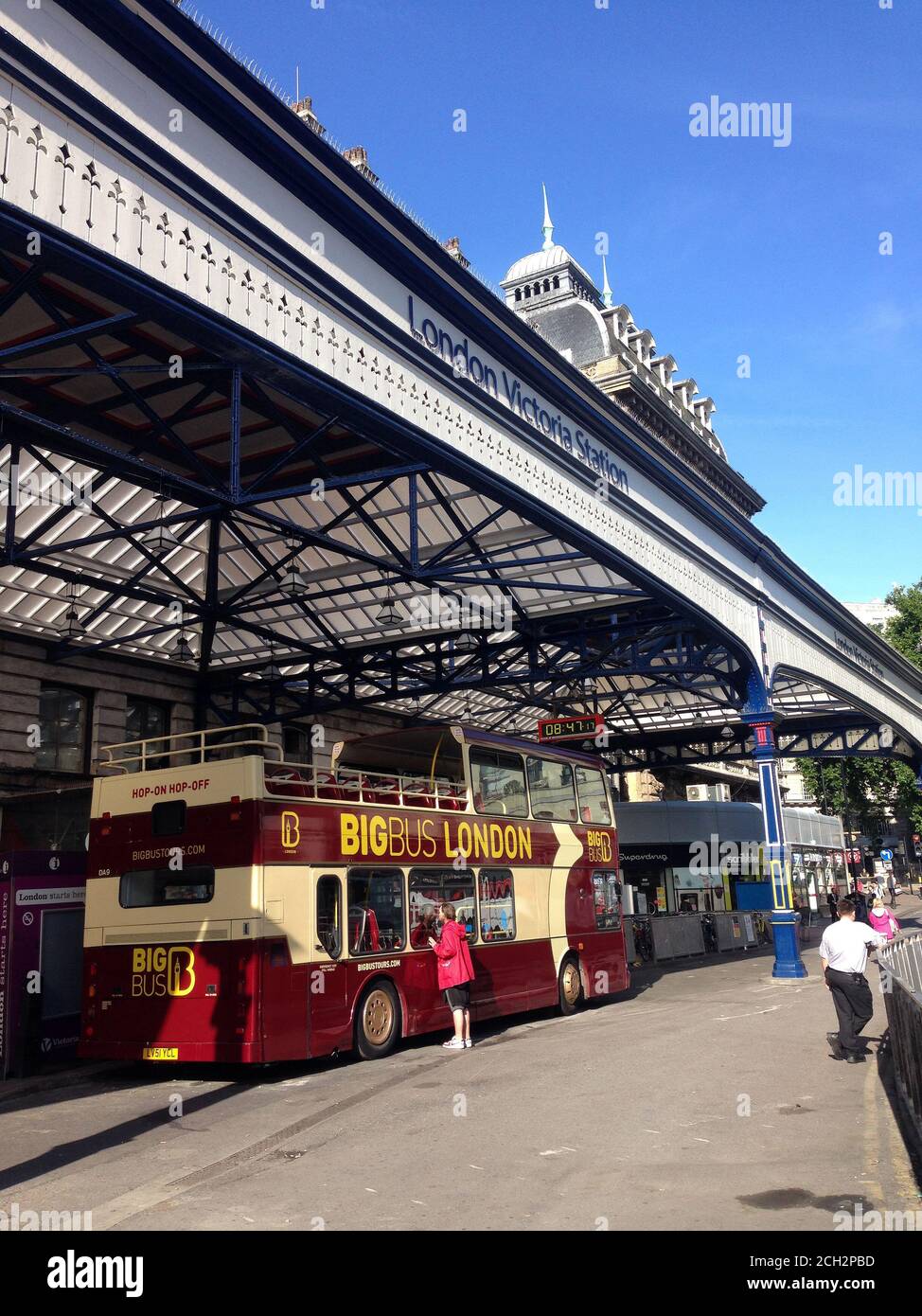 Victoria train station london old hi-res stock photography and images ...