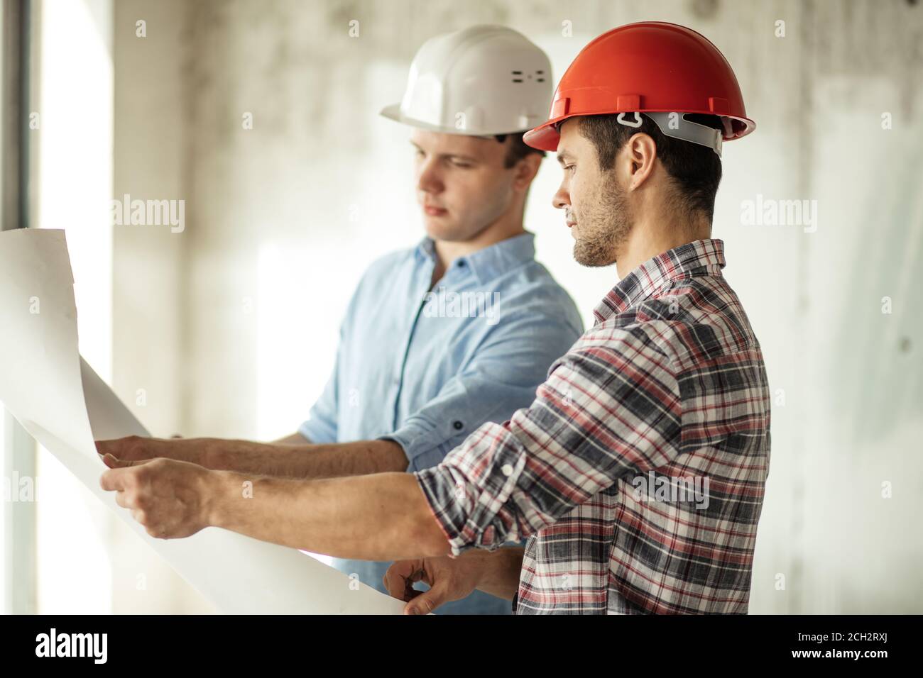 Good looking builder hi-res stock photography and images - Alamy