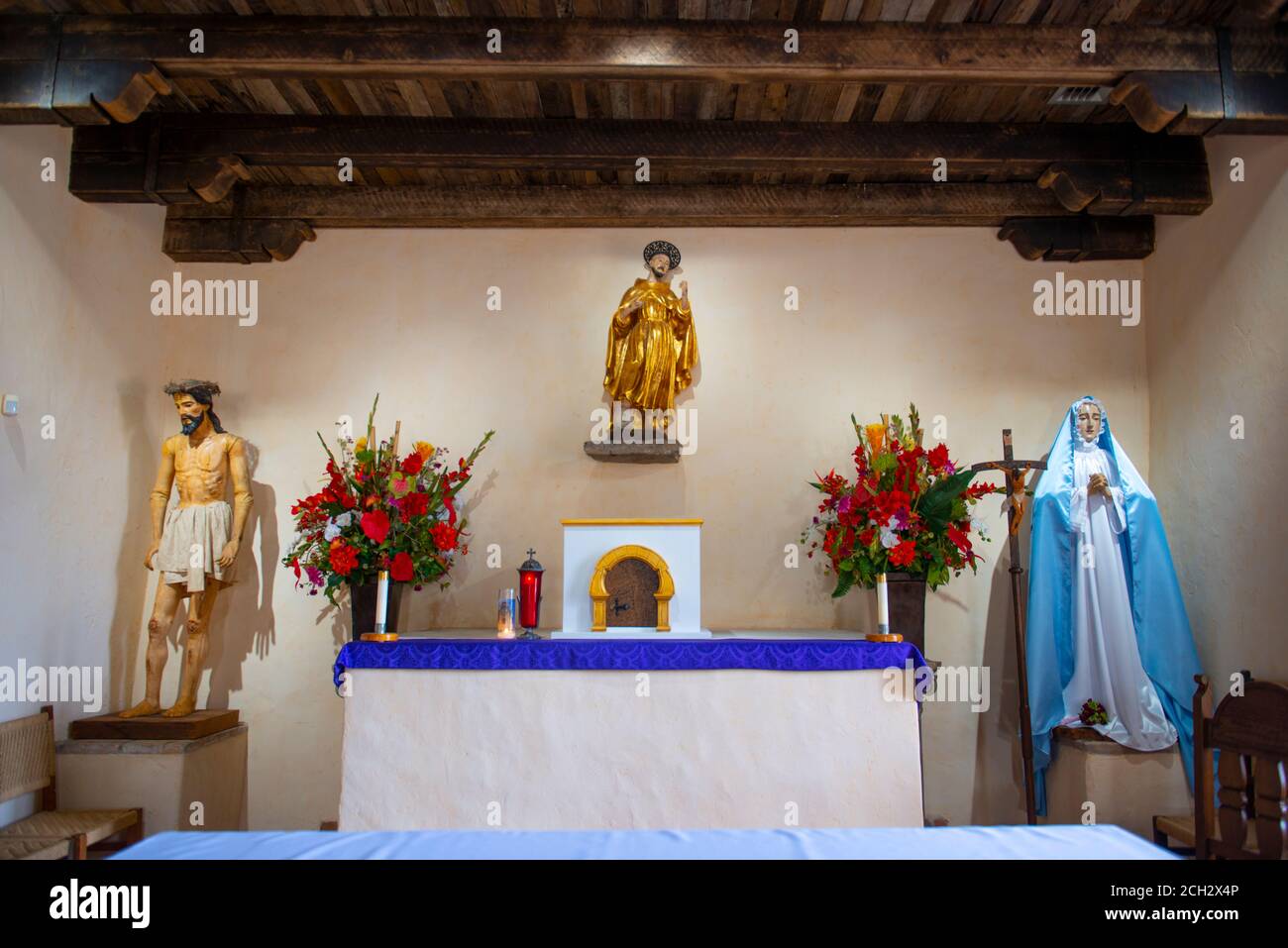 Inside alamo church hi-res stock photography and images - Alamy