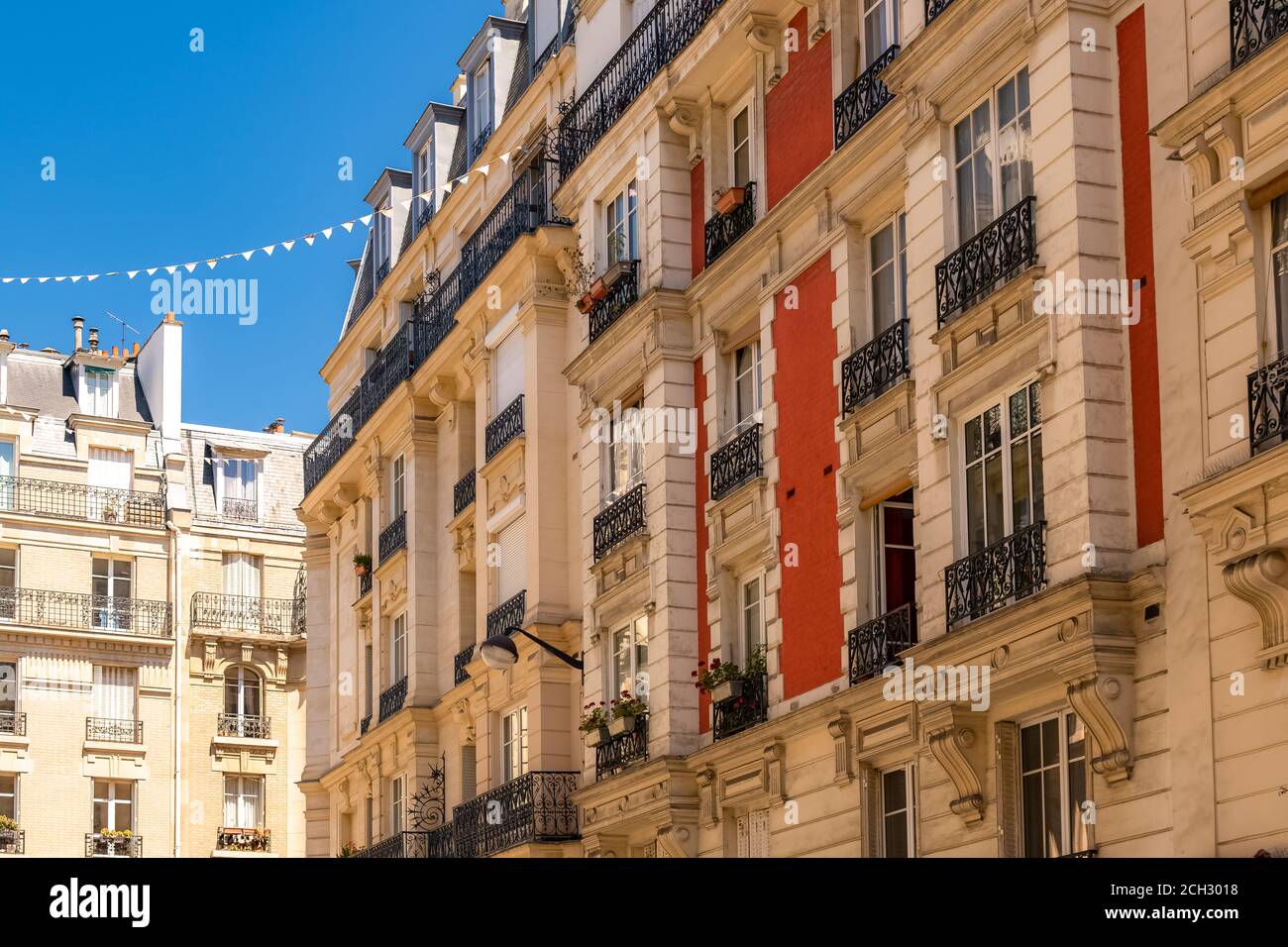 Paris traditional flat building door hi-res stock photography and ...