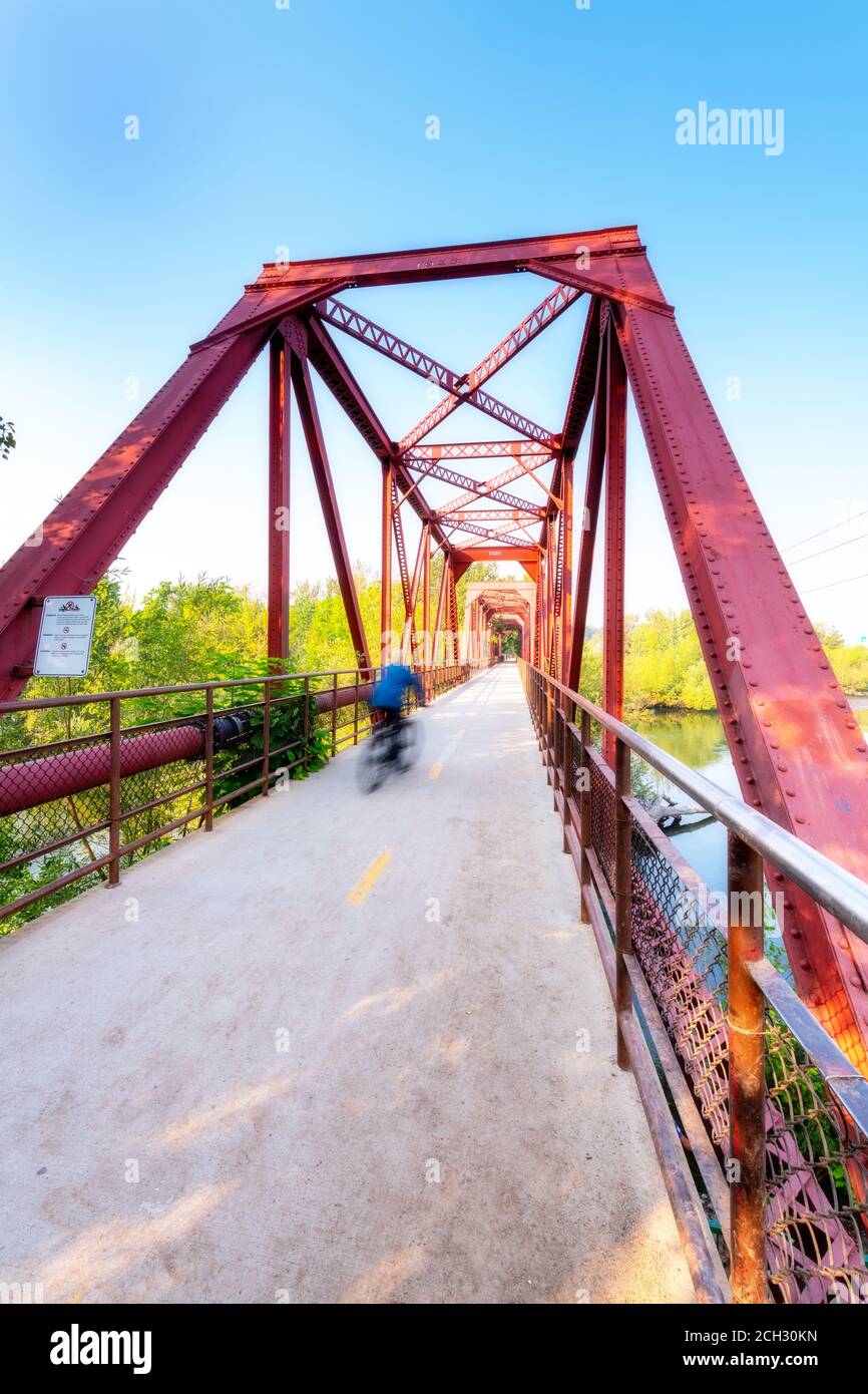 Red colored bridge hi-res stock photography and images - Alamy