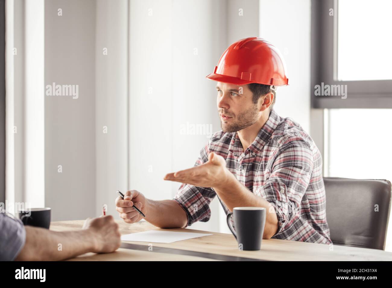 Smiling builders in hardhats hi-res stock photography and images - Alamy