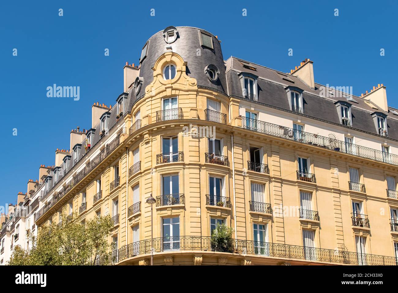 Paris, beautiful building, typical parisian facade Stock Photo - Alamy