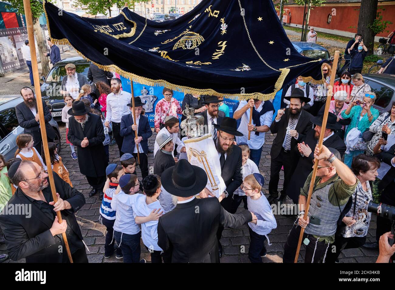 Potsdam, Germany. 13th Sep, 2020. Rabbi Yehuda Teichtal (centre) holds ...