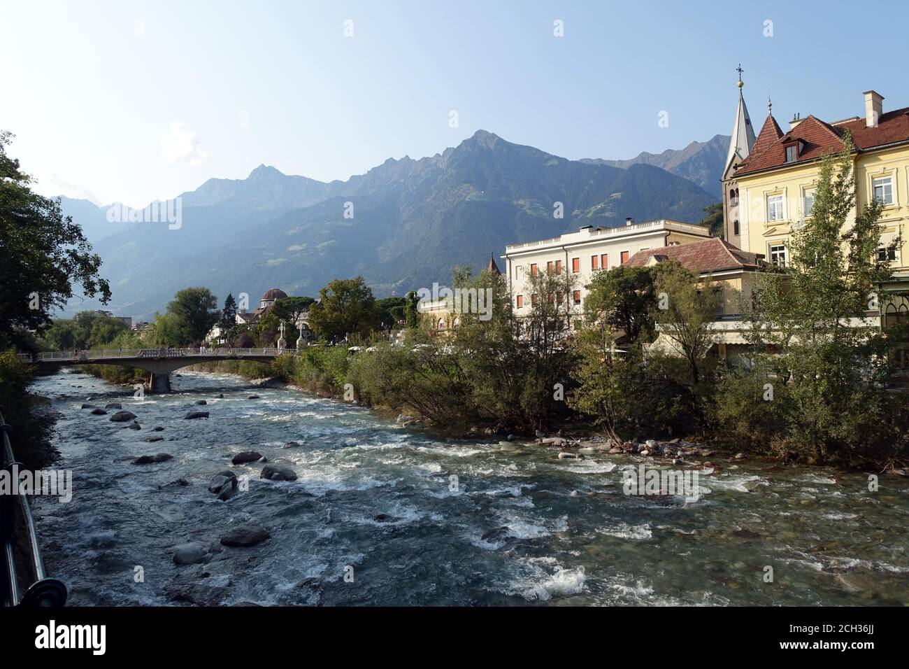 Promenade an der Passer mit Blick auf die Postbrücke, Meran, Südtirol ...