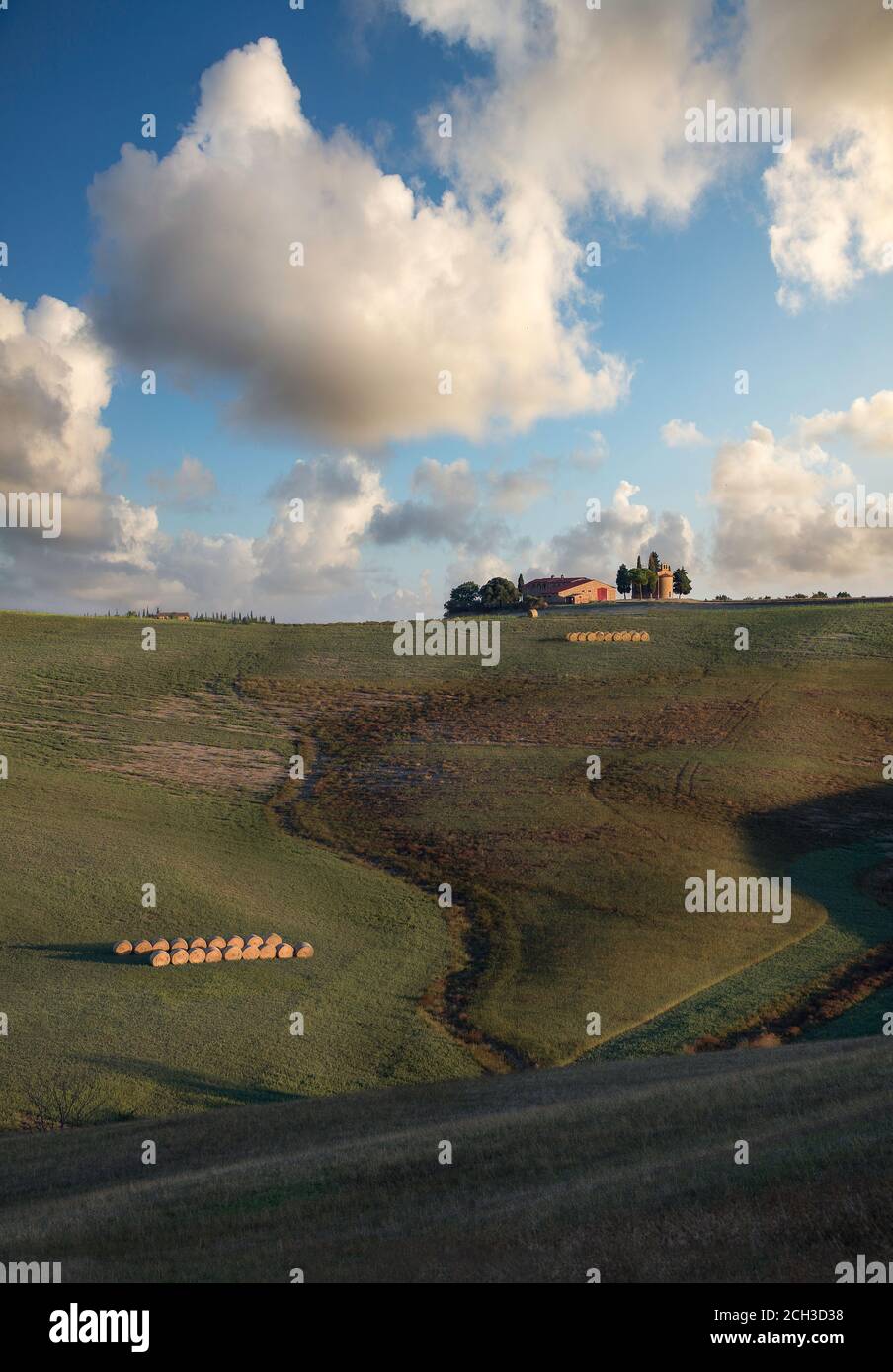 Old small country church and environment of rolling hills in Tuscany ...