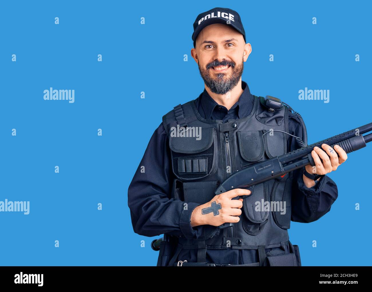 Friendly male police officer looking hi-res stock photography and ...