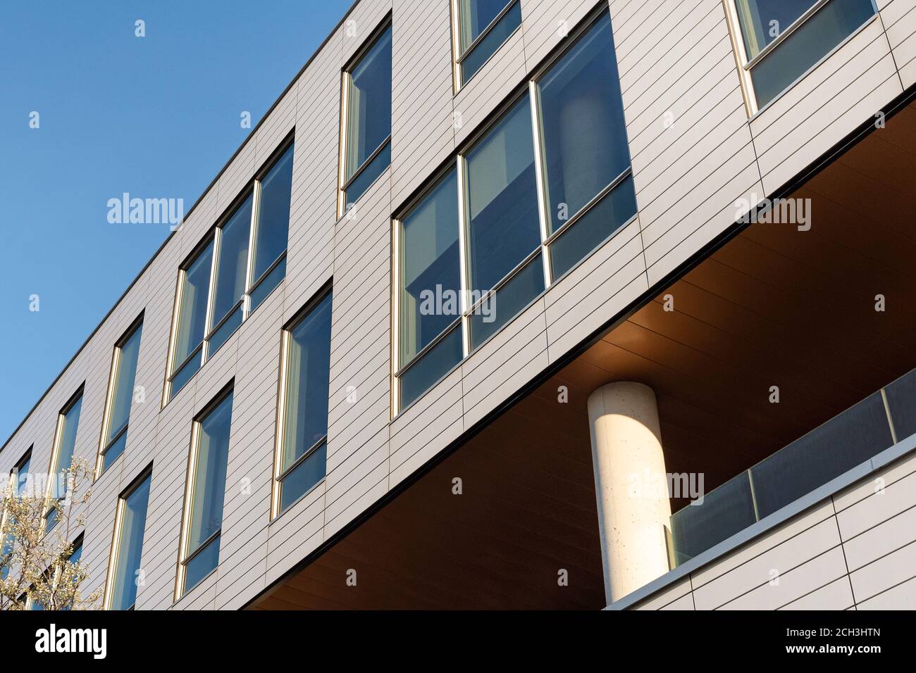 Small office building exterior hi-res stock photography and images - Alamy