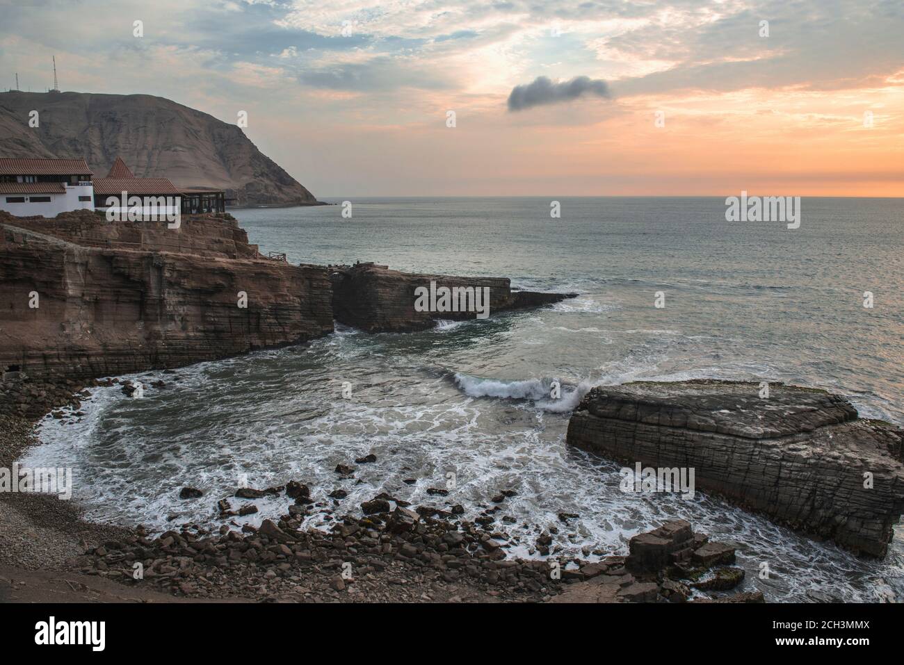 Miraflores and its coastal cliffs bordering the Pacific Ocean, Lima ...