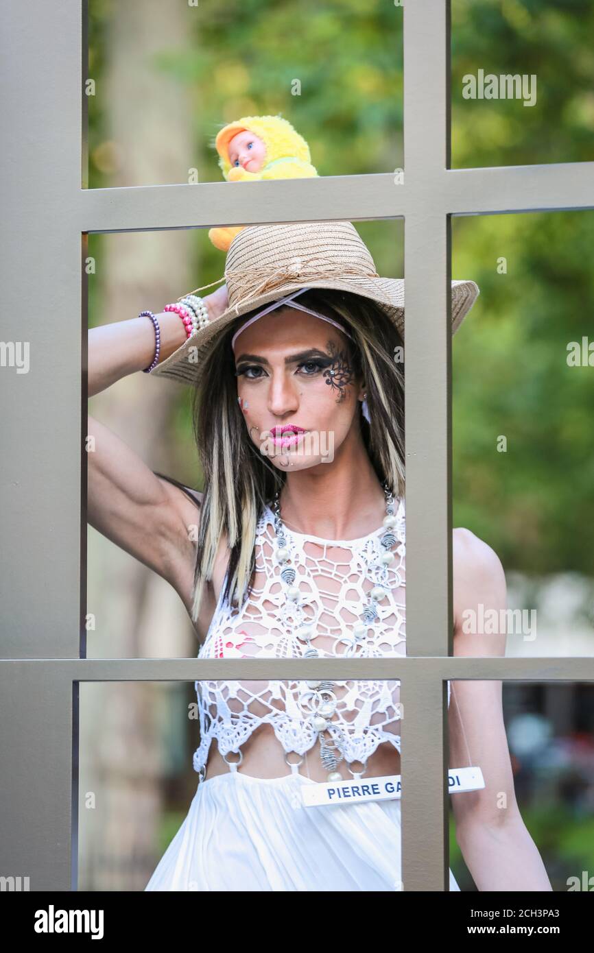 Fashion lfw model modelling hi-res stock photography and images - Alamy