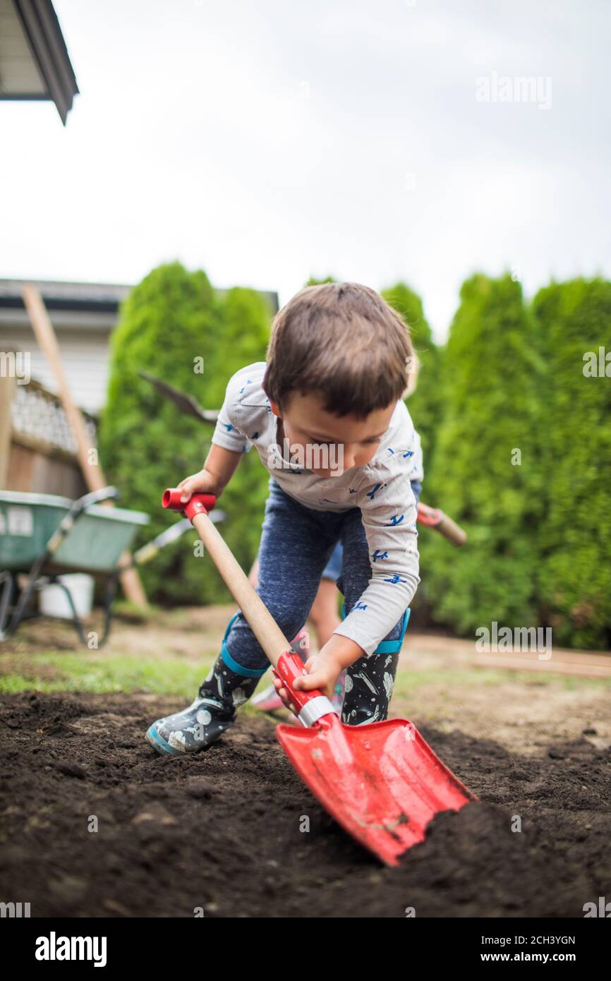 Man shoveling soil hi-res stock photography and images - Alamy