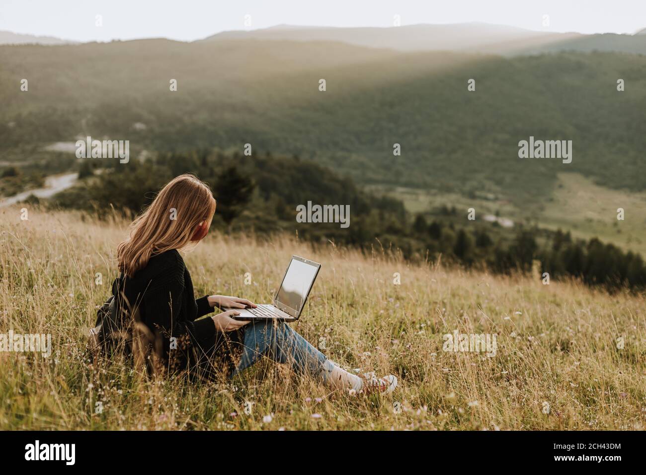 Young nomad with laptop hi-res stock photography and images - Alamy