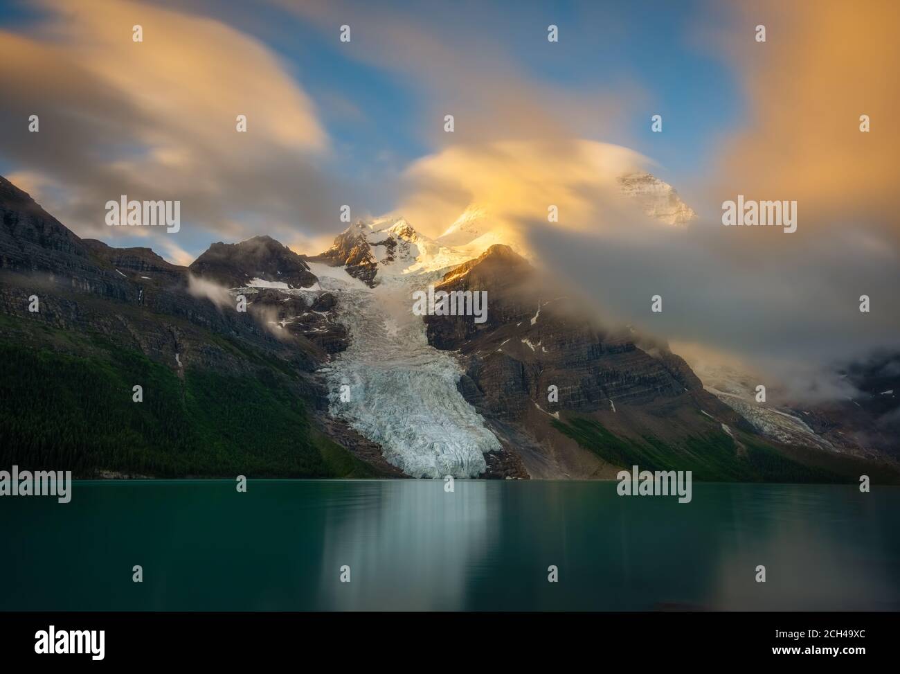 Summer Sunrise at Berg Lake, Berg Glacier and Mount Robson Stock Photo ...