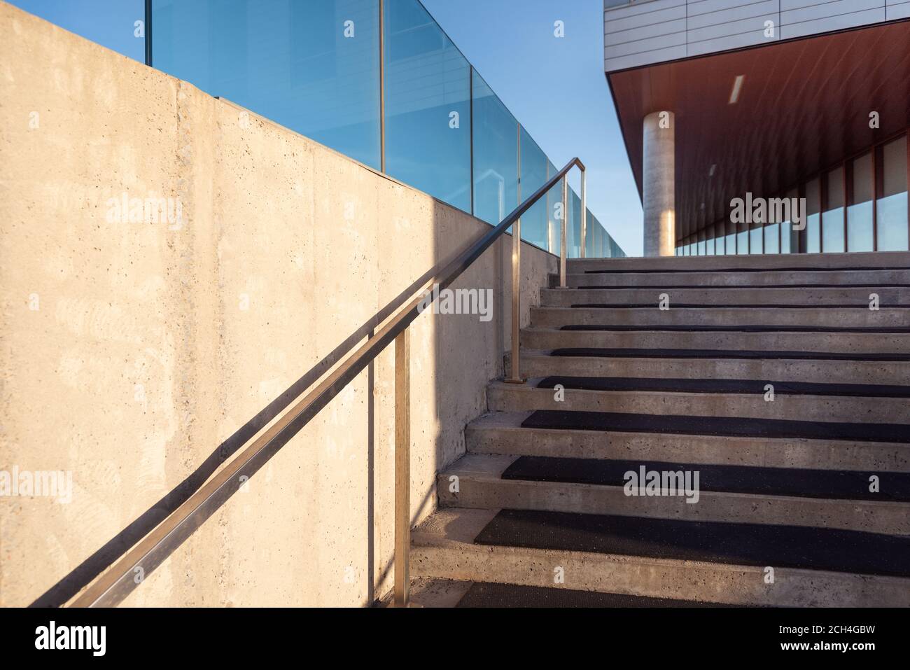 Building entrance stairs hi-res stock photography and images - Alamy