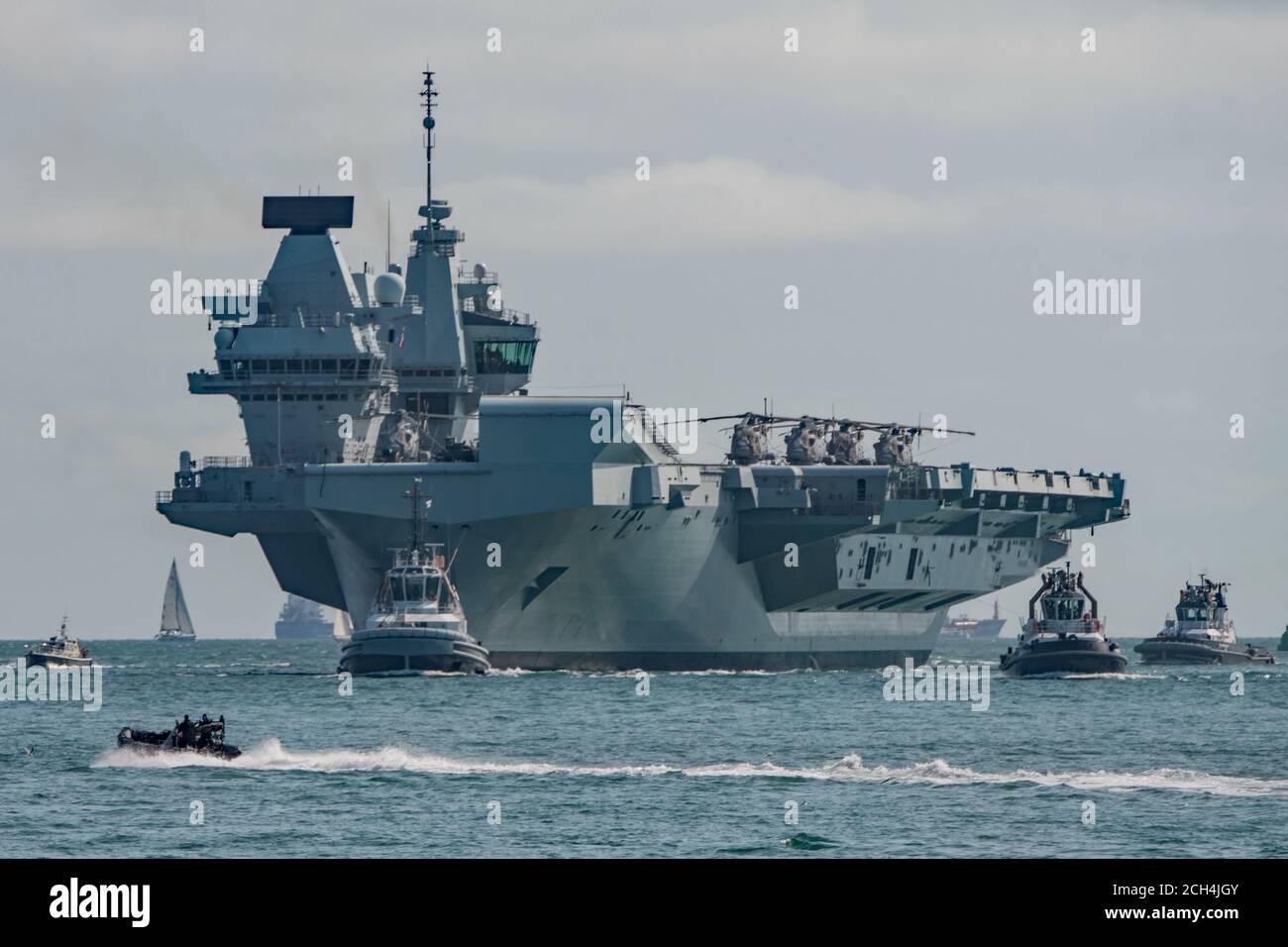Hms queen elizabeth hi-res stock photography and images - Alamy