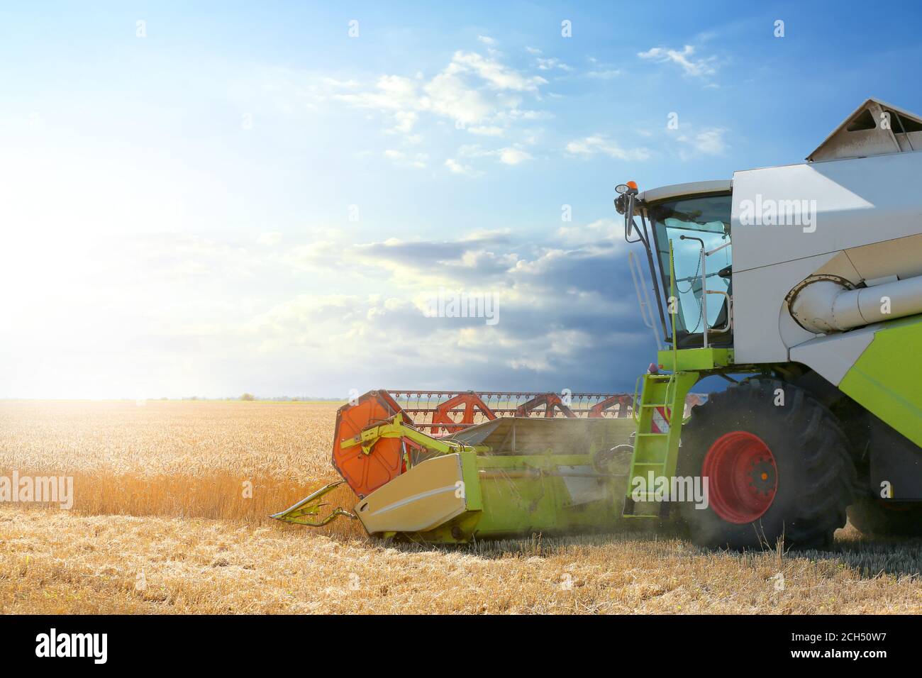 Combined harvester harvesting cereals hi-res stock photography and ...