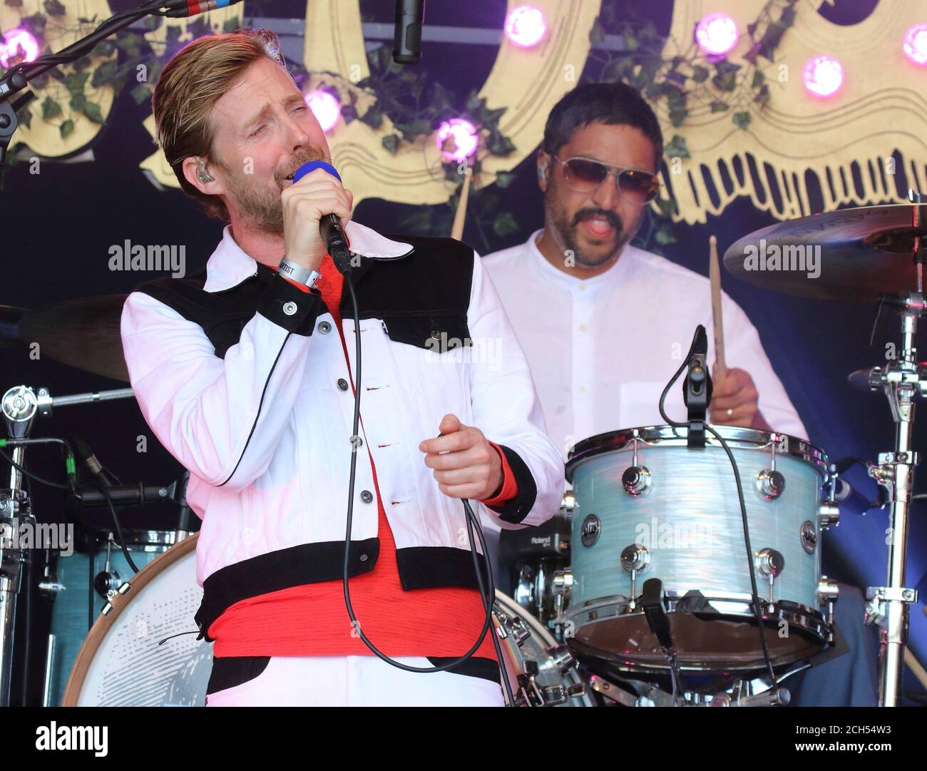 Lead singer kaiser chiefs hi-res stock photography and images - Alamy