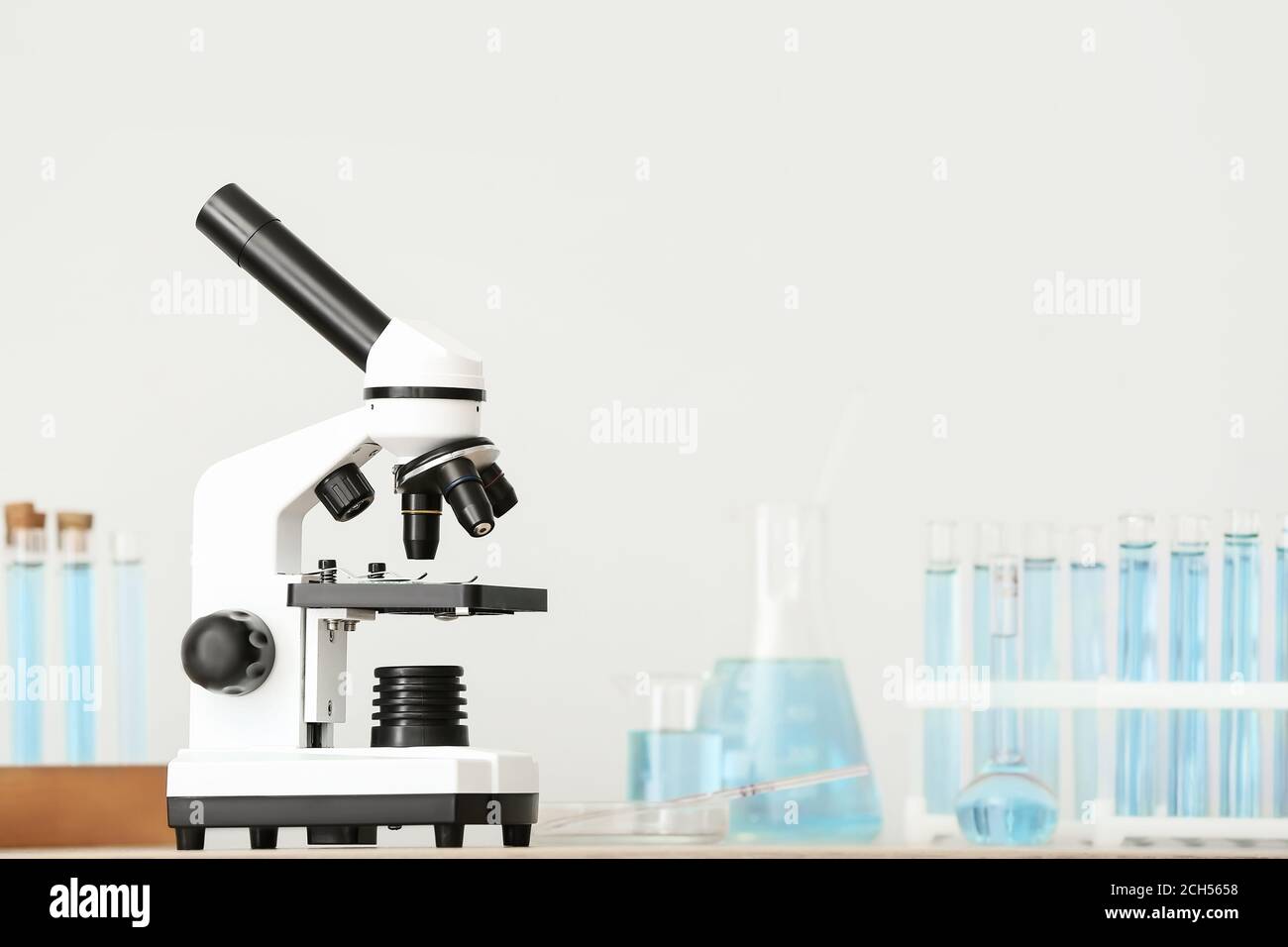 Light microscope sample table hi-res stock photography and images - Alamy