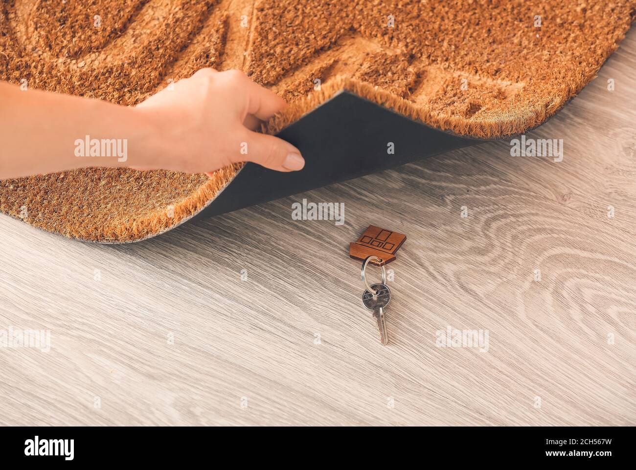 Key under the mat hi-res stock photography and images - Alamy