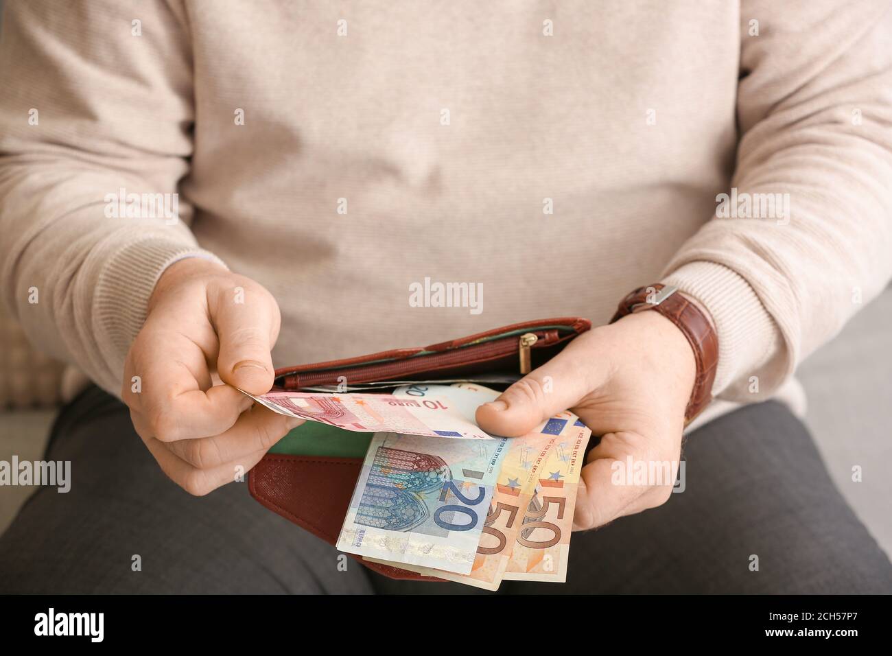 Hands of old man counting money hi-res stock photography and images - Alamy