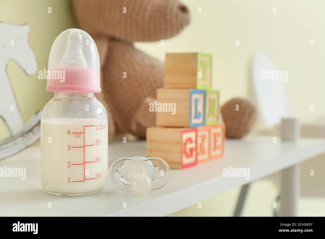Baby formula on shelf hi-res stock photography and images - Alamy